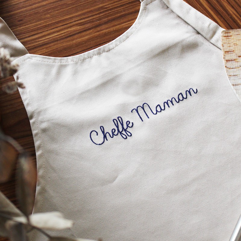 Tablier brodé Coeur et message manuscrit personnalisable